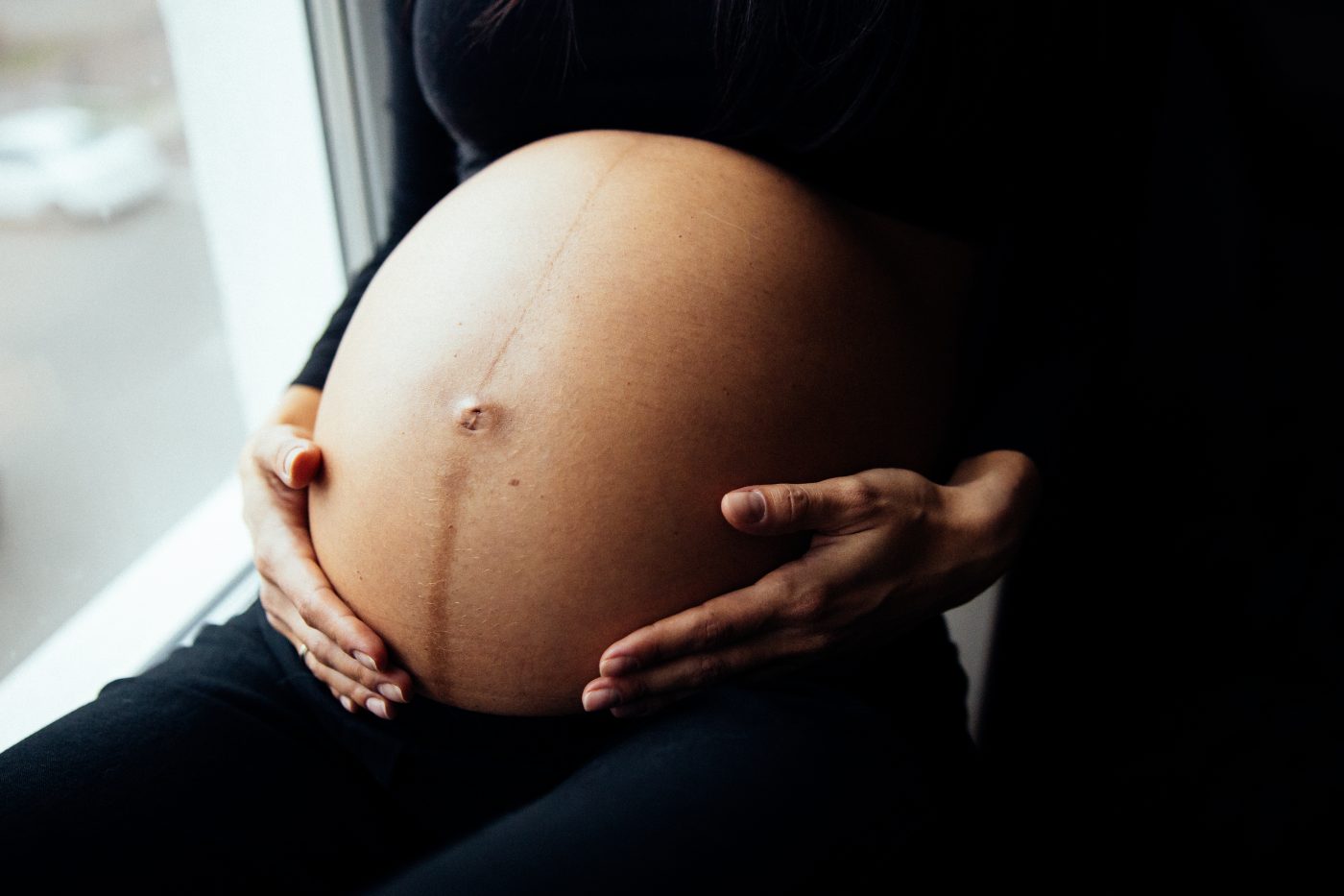 Linea nigra: Woher kommt die dunkle Linie auf dem Babybauch ...