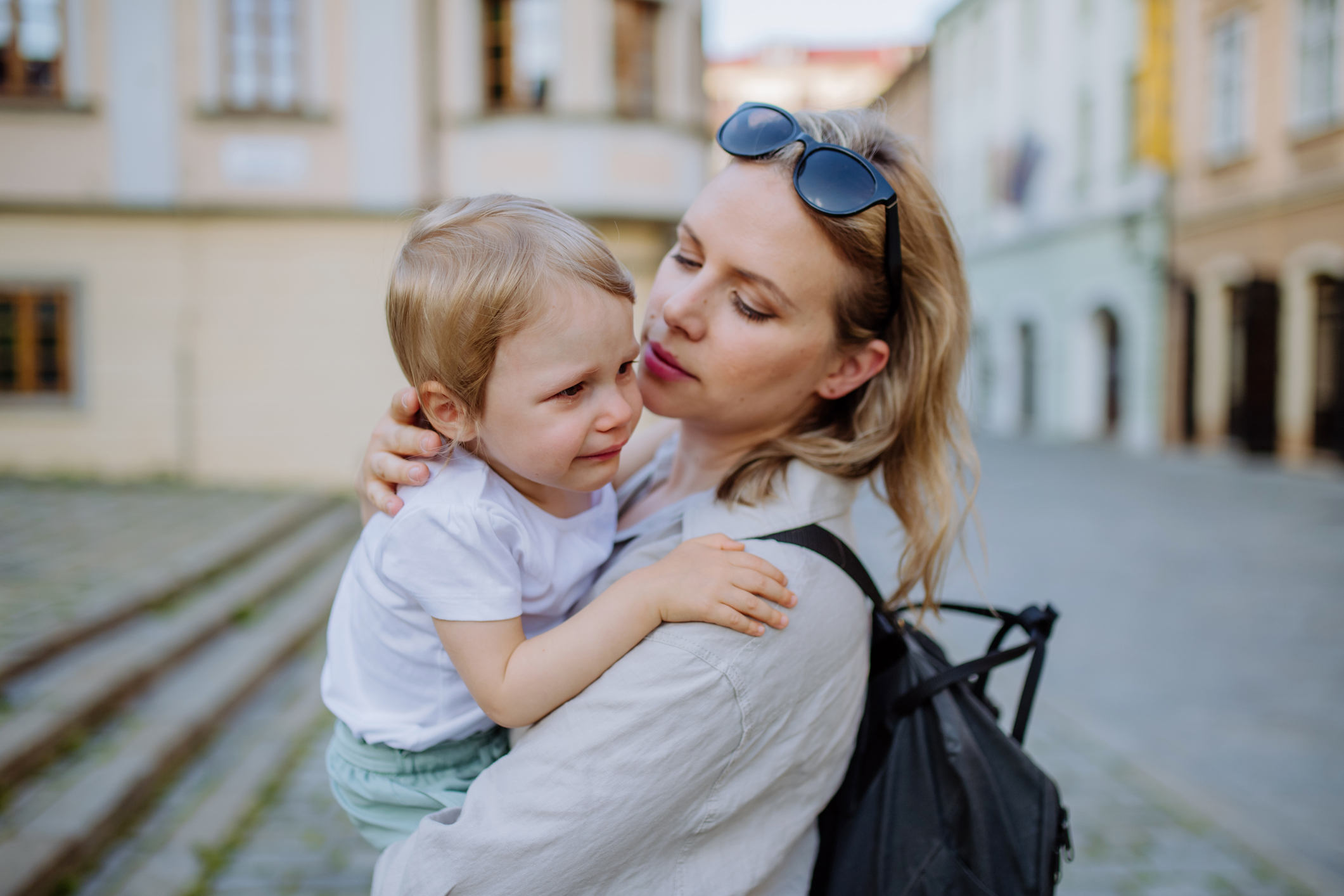 "Mama, Arm!" Warum dein Kind plötzlich nicht mehr laufen kann ...